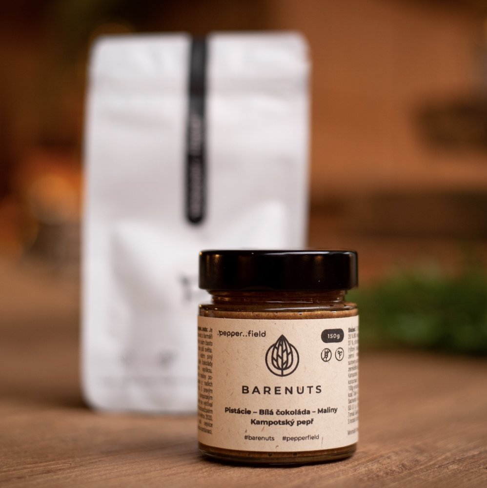 Pistáciové maslo s bielou čokoládou, malinami a Kampotským korením ...